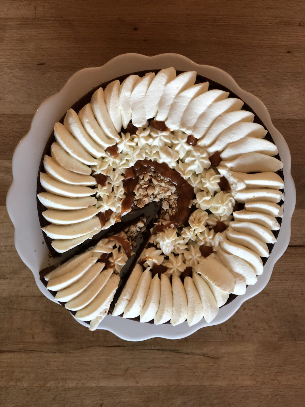 Tarta de chocolate, caramelo salado y cacahuetes – Elia's Kitchen